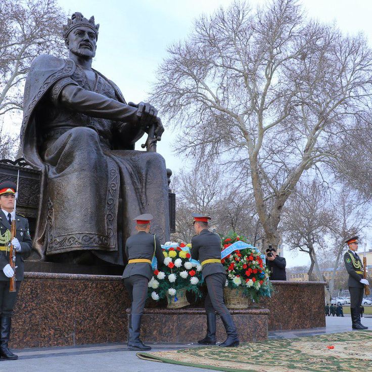 Vatan himoyachilari kuni munosabati bilan Amir Temur haykali poyiga ...